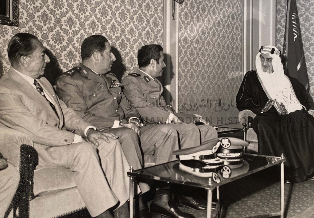 الملك فيصل بن عبد العزيز يستقبل مصطفى طلاس وناجي جميل عام 1972 ...